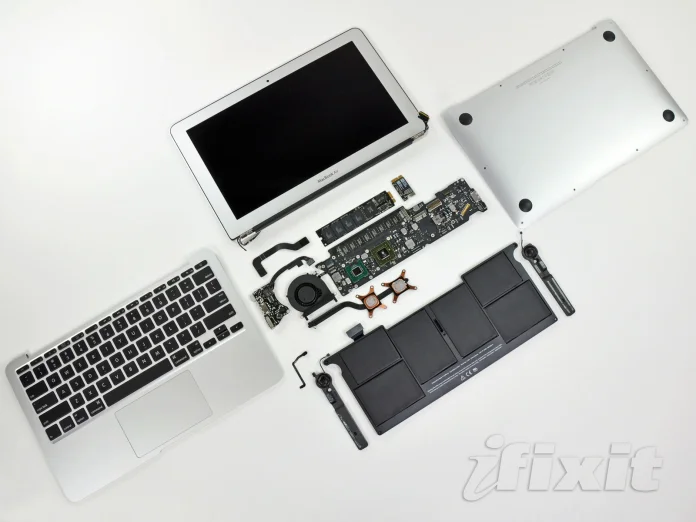 Nya Macbook Air på operationsbordet Nya Macbook Air på operationsbordet